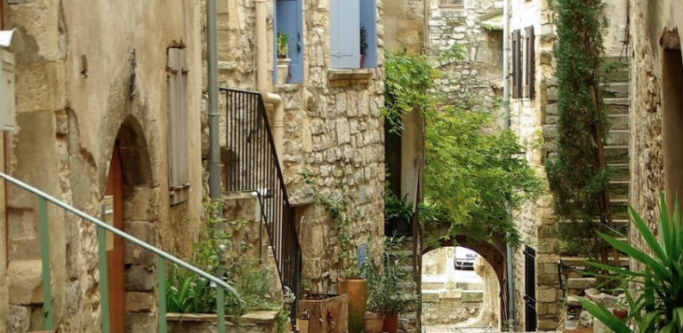 Case a 1 € e rinascita dei borghi tra simbolo di speranza e corsa ai ...